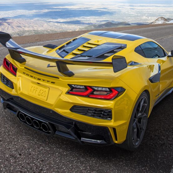 TYSIĄC KONI za grosze! Oto Corvette C8 ZR1! - Global Motors